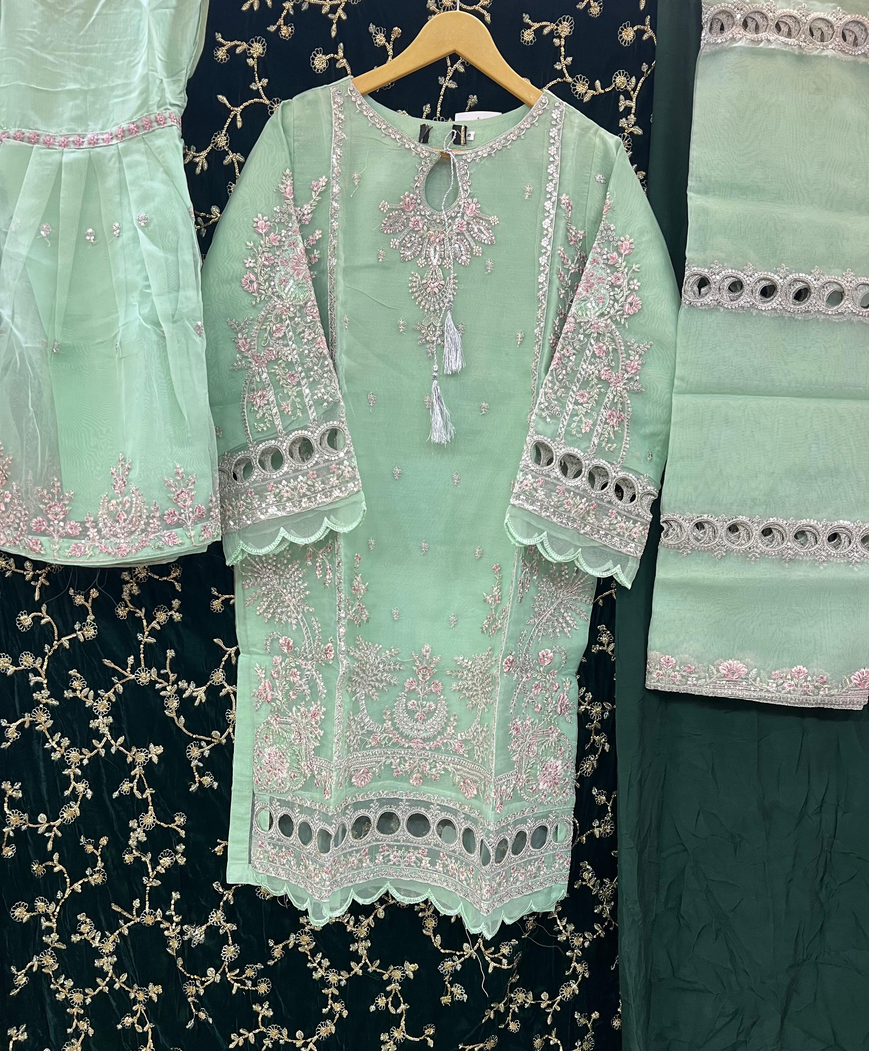 SADABAHAR FORMAL STITCHED D -18 – Siyaab Lawn Hub